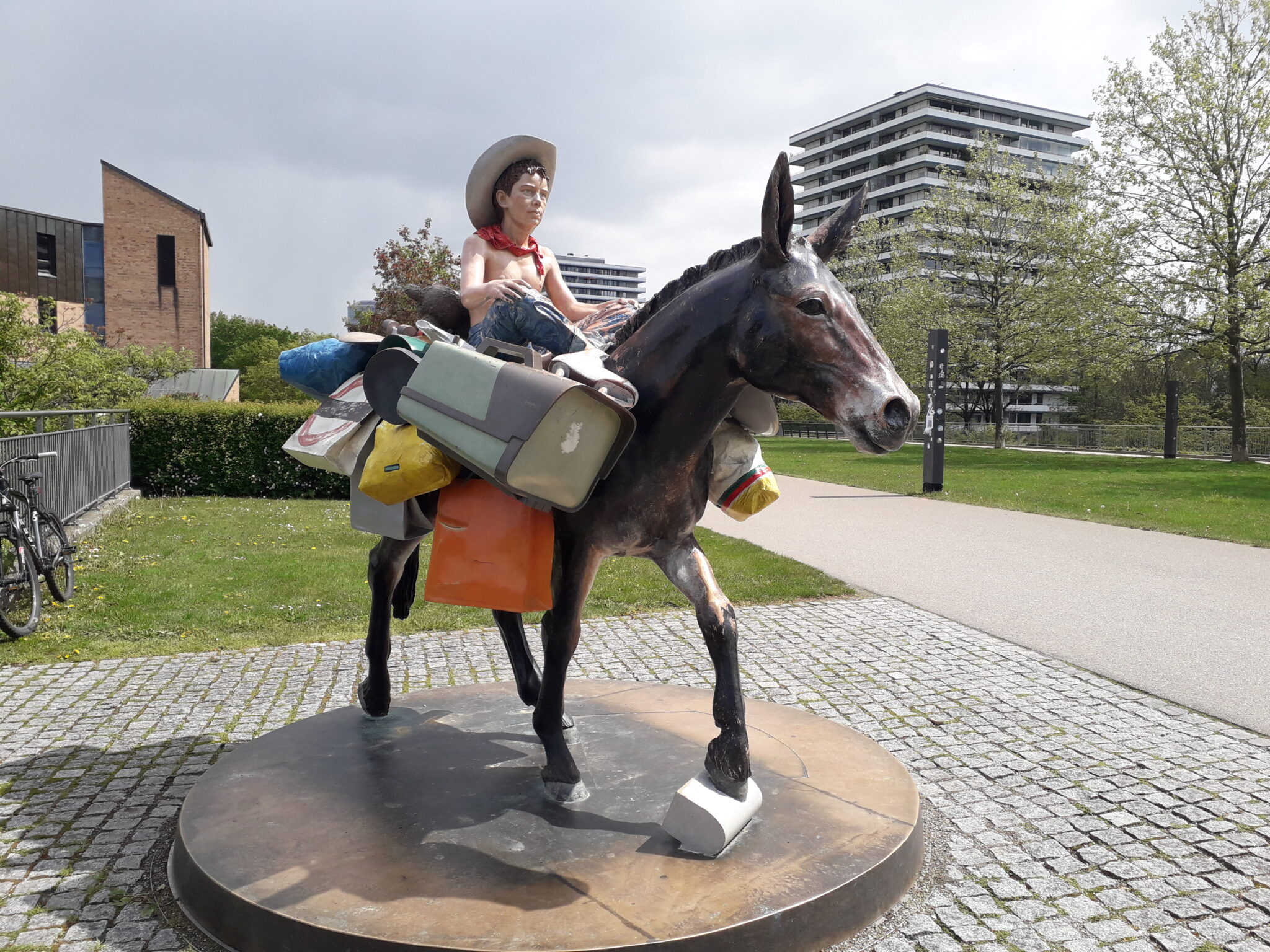 Kunst im Petuelpark: Wo Hecken plötzlich singen – Münchner Schatzsuche ...